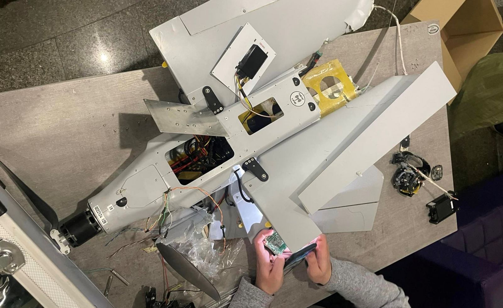 Специалисты показали начинку трофейного "Ланцета" - внутри полно ...